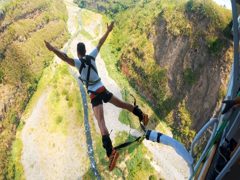 Bungee jumping Pont du Bras de la Plaine 115 m from 95€ | Yumping