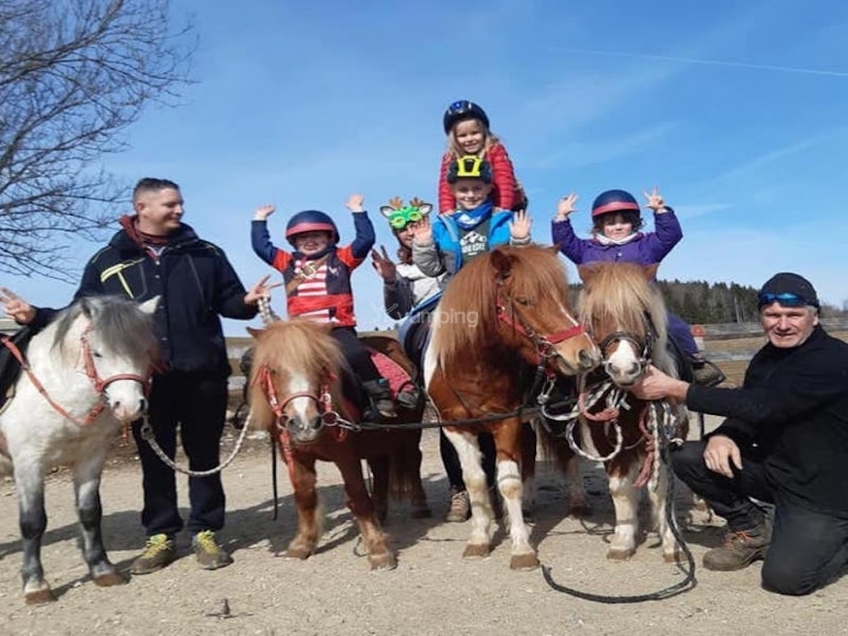 Balade à poney pour enfants à La Chaumusse 1 h à partir de 19€ | Yumping
