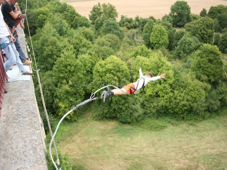 Saut à l'élastique depuis le Viaduc d'Exermont à partir de 70€ | Yumping