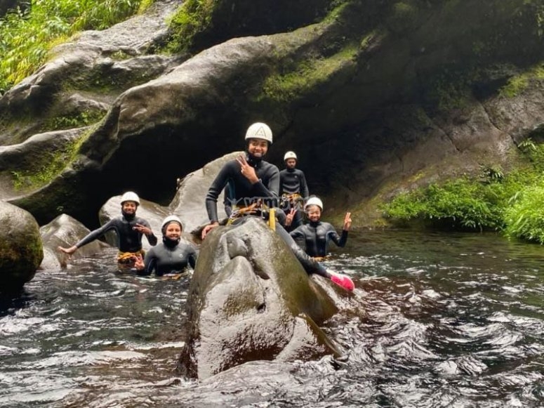 Canyoning intermédiaire au Bras Rouge 4h à partir de 65€ | Yumping